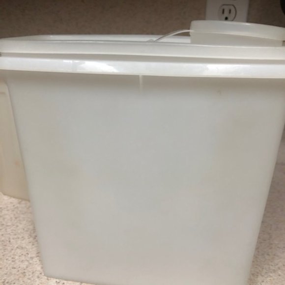 Tupperware | Kitchen | Tupperware Juice Pitcher And Cereal Container 2 ...